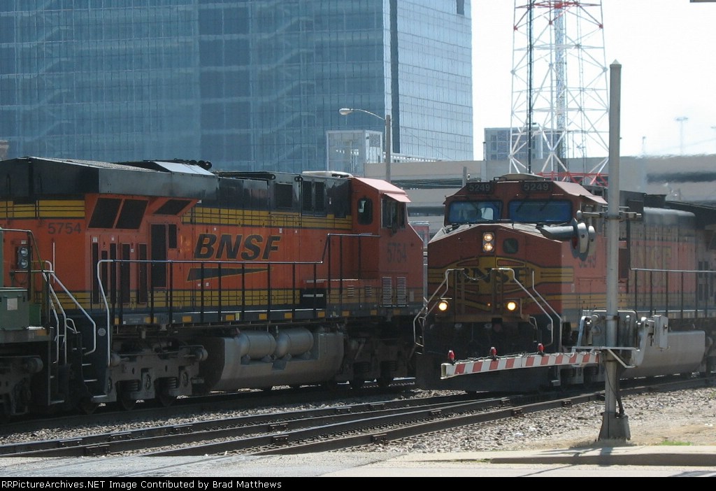 BNSF 5754 & 5249 meet